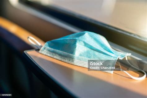 창문 전망과 푸른 좌석 이 열차 버스 지하철 대중 교통 을 빈 사람들은 위생 얼굴 마스크와 함께 새로운 정상적인 사회 멀리
