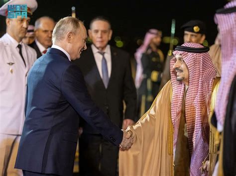 الرئيس الروسي يصل إلى الرياض وفي مقدمة مستقبليه أمير المنطقة الأنباط