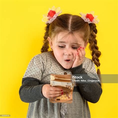 돈을 들고 행복한 아이 많은 돈에 아이들의 기쁨 노란색 배경에 여자의 초상화 개성 개념에 대한 스톡 사진 및 기타 이미지