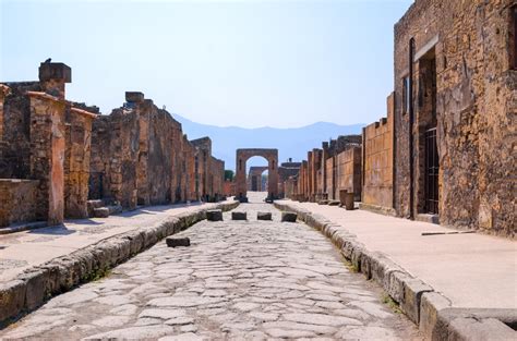 滅びた都市ポンペイ遺跡の歴史解説と観光の見どころ~古代ローマの都市はなぜ滅びた？