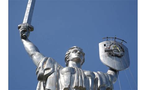 Ucrania retira la hoz y el martillo de la estatua soviética de la Madre