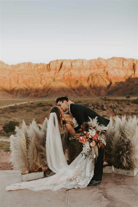 18 Creative Ways To Use Pampas Grass In Your Wedding Décor