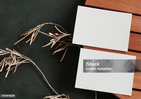 카드 모형과 마른 나뭇가지들이 검은색 배경에 놓여 있다 복사 공간이 있는 인사말 카드 모형입니다 0명에 대한 스톡 사진 및 기타