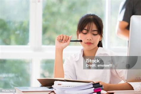 회계 계획 예산 보고서 파일 개념 아시아의 사업 여자 사무실 컴퓨터의 바쁜 사무실에서 문서 문서의 미완성 된 스택 문서에 대 한