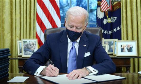 Gerak Cepat Biden Teken 15 Tindakan Eksekutif Pascapelantikan Suara Surabaya