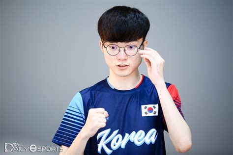 포토 아시안게임 롤 대표 미드 페이커 이상혁 눈 크게 뜨고