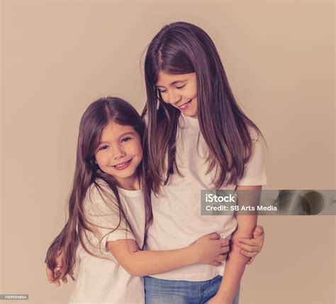 두 명랑 형제 여자 자매의 귀여운 초상화 함께 재미를 포옹 하 고 카메라에 대 한 포즈 웃음 복사 공간이 있는 스튜디오 촬영 가족과 아이 들에 게 행복 한 순간을 함께 2