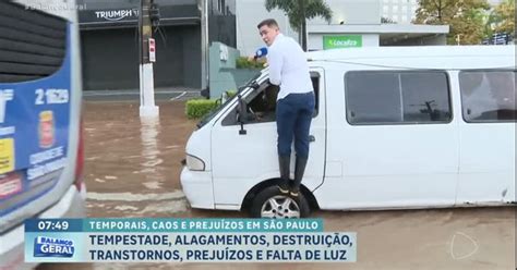 Repórter Do Balanço Geral Manhã Se Pendura Em Carro Para Tentar Fugir
