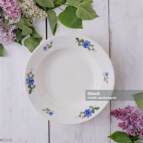 흰색 으로 칠해진 나무 판의 배경에 접시와 꽃장식 라일락 꽃과 텍스트 아래 장소빈티지 배경 위에서 볼 수 있습니다 칼 고풍스런에