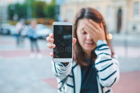 Sad Woman Showing Cracked Mobile Screen After Drop Stock Image Image Of Lubberly Showing