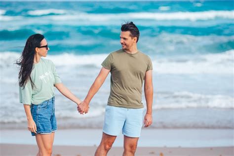 Pareja Joven Enamorada En Las Vacaciones De Verano En La Playa Hombre Y