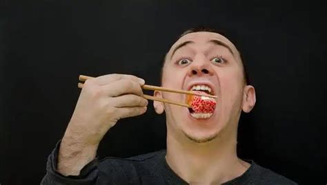 胃癌患者越来越多，医生提醒：不想胃部受损，这4种零食要少吃