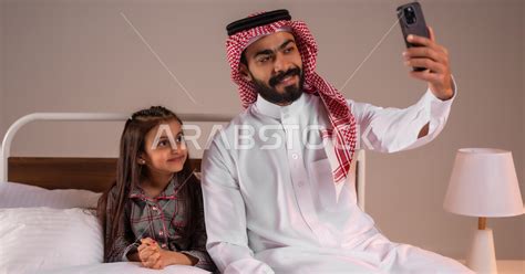 رعاية الأب لأطفاله والعناية بهم، قضاء أوقات ممتعة مع الابناء، مفهوم