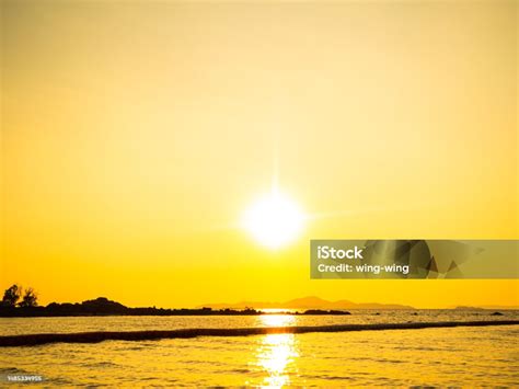 바다 바다 배경이 있는 일몰 하늘 모래 해변과 잔잔한 물 자연의 황금빛 구름 수평선 일출 열대 여름의 아름다운 풍경 해안의 파도 해안 섬 바다 풍경 전망 0명에 대한 스톡