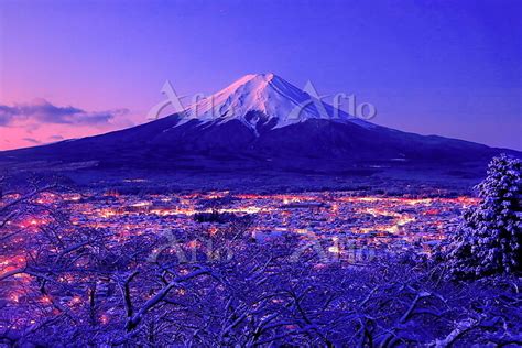 夜明けの富士山 山梨県 富士吉田市 232612412 の写真素材 アフロ