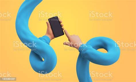 파란색 스웨터에 만화 유연한 손은 빈 화면으로 스마트 폰을 잡고 3d 렌더링 만화 유연한 손 터치 스크린 기술 노란색 배경에 고립 된 재미있는 클립 아트 뒤엉킨에 대한 스톡