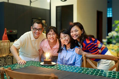 한 아시아계 가족이 집에서 기쁜 깜짝 선물을 하고 막내 여동생의 생일을 축하하는 가슴 따뜻한 순간을 포착합니다 12 13세에