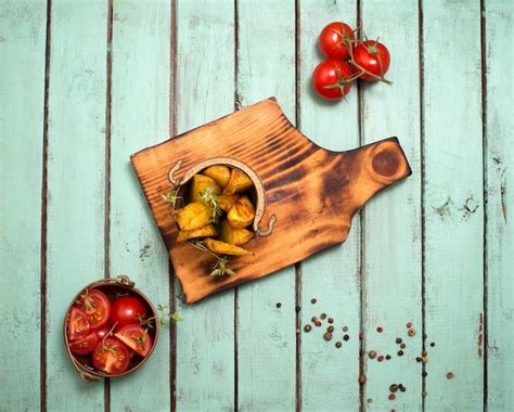 Pommes De Terre Rôties Au Thym Et Tomates Cerises Photo Premium