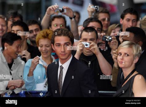 Der Us Wis Shea Labeouf Gibt Autogram Bei Der Deutschlandpremiere Des Filmes Transformers Die