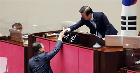 박병석 국회의장과 인사하는 문재인 대통령