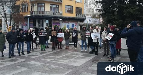 Протест в Бургас срещу насилието над животни Darik Bg