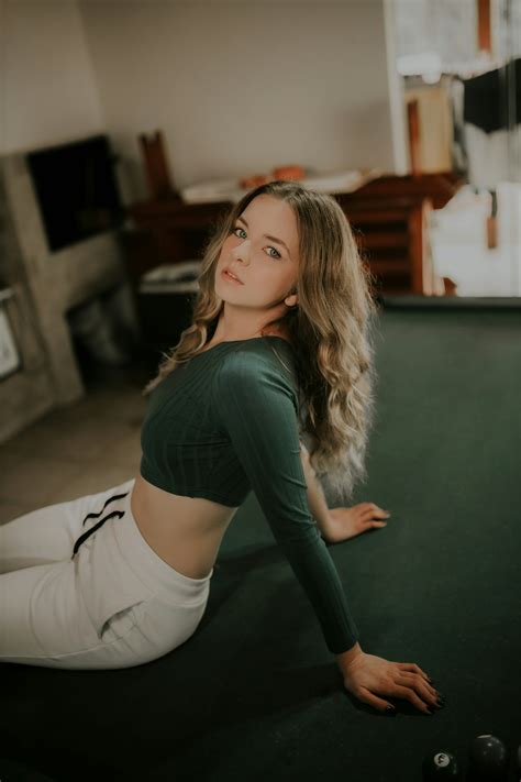 다리를 꼬고 바닥에 누워 있는 여성 사진 Unsplash의 무료 소녀 이미지