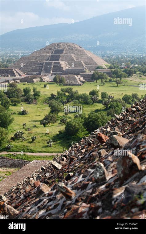 Pirámide De La Luna Visto Desde La Pirámide Del Sol Teotihuacan