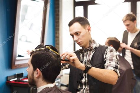 Hombre Consiguiendo Corte De Pelo Por Peluquero En La Barbería 2024