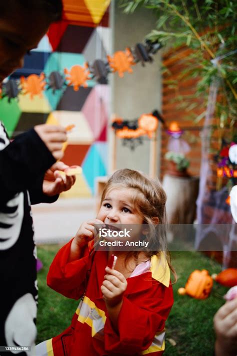 할로윈 정원 파티에서 과자를 먹고 의상을 입고 귀여운 어린 아이들 파티에 대한 스톡 사진 및 기타 이미지 파티 10월 2 3 살 Istock