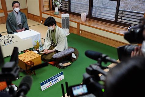 【王将戦】先手の羽生善治九段が59手目封じ1日目終了、昼食休憩後は両者とも長考合戦に 社会写真ニュース 日刊スポーツ