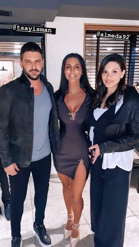 Genta Ismajli Publikon Fotografi Përkrah Tolgahan Sayisman Dhe Almeda Abazit Telegrafi Telegrafi