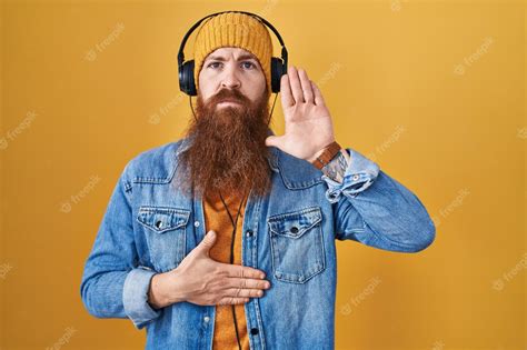 Premium Photo Caucasian Man With Long Beard Listening To Music Using