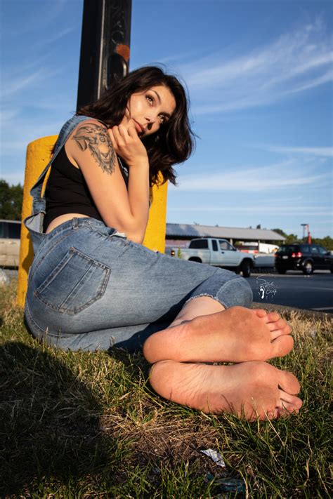 کف پاهای سکسی زنونه قسمت ۱ پاهای برهنه خیابونی