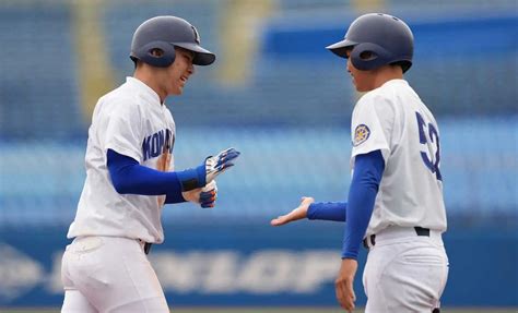 ＜国学院大・駒大＞7回、ソロを放ち、笑顔を見せる駒大・永野（左）（撮影・木村 揚輔） スポニチ Sponichi Annex 野球