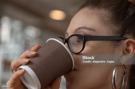 긴 머리를 수집 한 젊은 라틴 여성을 직면 골판지 커피 유리에서 마시는 안경과 메이크업 25 29세에 대한 스톡 사진 및 기타 이미지 25 29세 30 34세