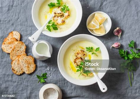 감자 콜리플라워 수프 회색 배경 평면도에 퓌 레 채식 건강 식품 개념 수프에 대한 스톡 사진 및 기타 이미지 수프 꽃