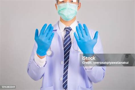 흰색 제복 의사의 의사는 의료 장갑 의료 마스크를 착용하고 보호 안경을 착용 회색 배경 코로나 바이러스 개념 Covid19 개념