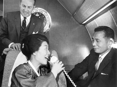 【写真】50年前、娘の朴槿恵と衛星電話をする大統領夫人 Joongang Ilbo 中央日報