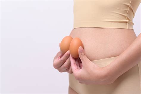 배꼽에 계란을 들고 여자를 닫고 생식 불임 배란 자극 수학 개념을 준비하십시오 건강 진단에 대한 스톡 사진 및 기타 이미지