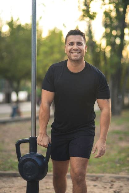 Joven Haciendo Ejercicio En Un Parque Foto Premium