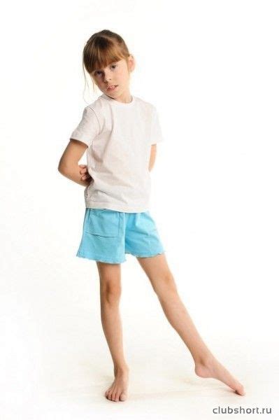 Девочка в голубых шортах Шорты фото