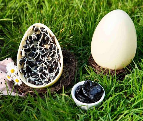 Uovo Di Pasqua Al Cioccolato Bianco Con Prugne Della California