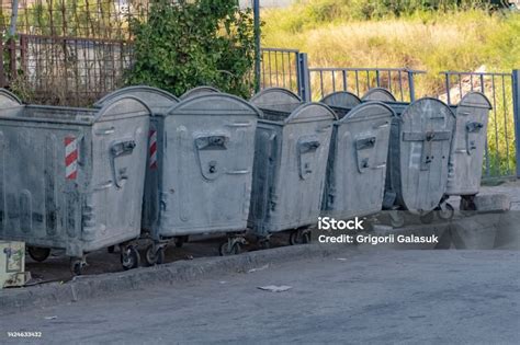 도시의 도로에있는 금속 쓰레기통은 모든 종류의 쓰레기로 가득합니다 인간 오염 폐기물과 쓰레기의 상처 및 재활용을위한 지정된 지역 0명에 대한 스톡 사진 및 기타 이미지