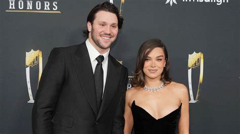 Hailee Steinfeld Fiancée Of Bills Star Josh Allen Roasts His Rivals