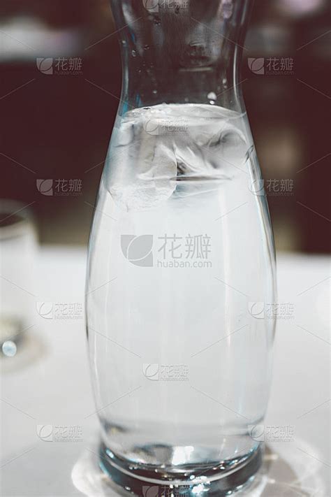 玻璃瓶里的水