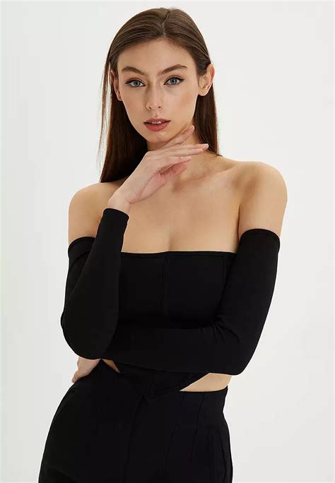 Jual Cool And Sexy Off Shoulder Crop Blouse Original 2025 Zalora