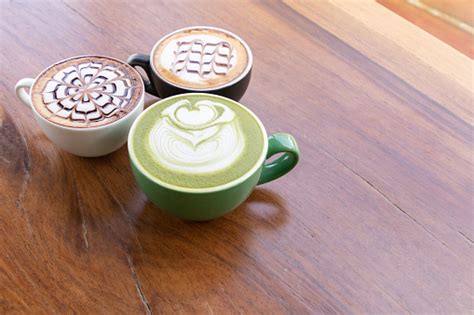 나무 테이블 복사 공간 커피숍에서 그린 Matcha 라 떼 아트 거품으로 커피 컵 커피는 가장 인기 있는 음료 중 하나입니다