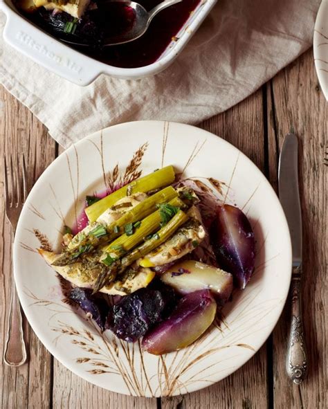 Пиле с картофи моркови и аспержи Щипка смях и лъжица любов