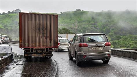 हायवेवर कार चालवताना या गोष्टी ठेवा लक्षात अपघातापासून होईल बचाव