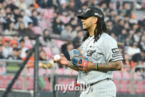 류현진 고전 문동주 아직 김민우·페냐 불운한화 선발진 충격 대반전 154km 좌완 파이어볼러 ‘실질적 1선발